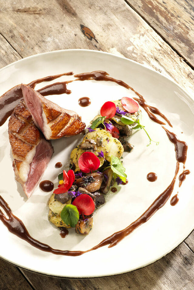 Roast Périgord duck breast, red wine sauce and pan-fried ceps and ...